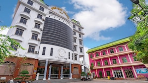 Um hotel com uma placa grande indicando "PHÍ QUY HOTEL" e uma entrada convidativa.
