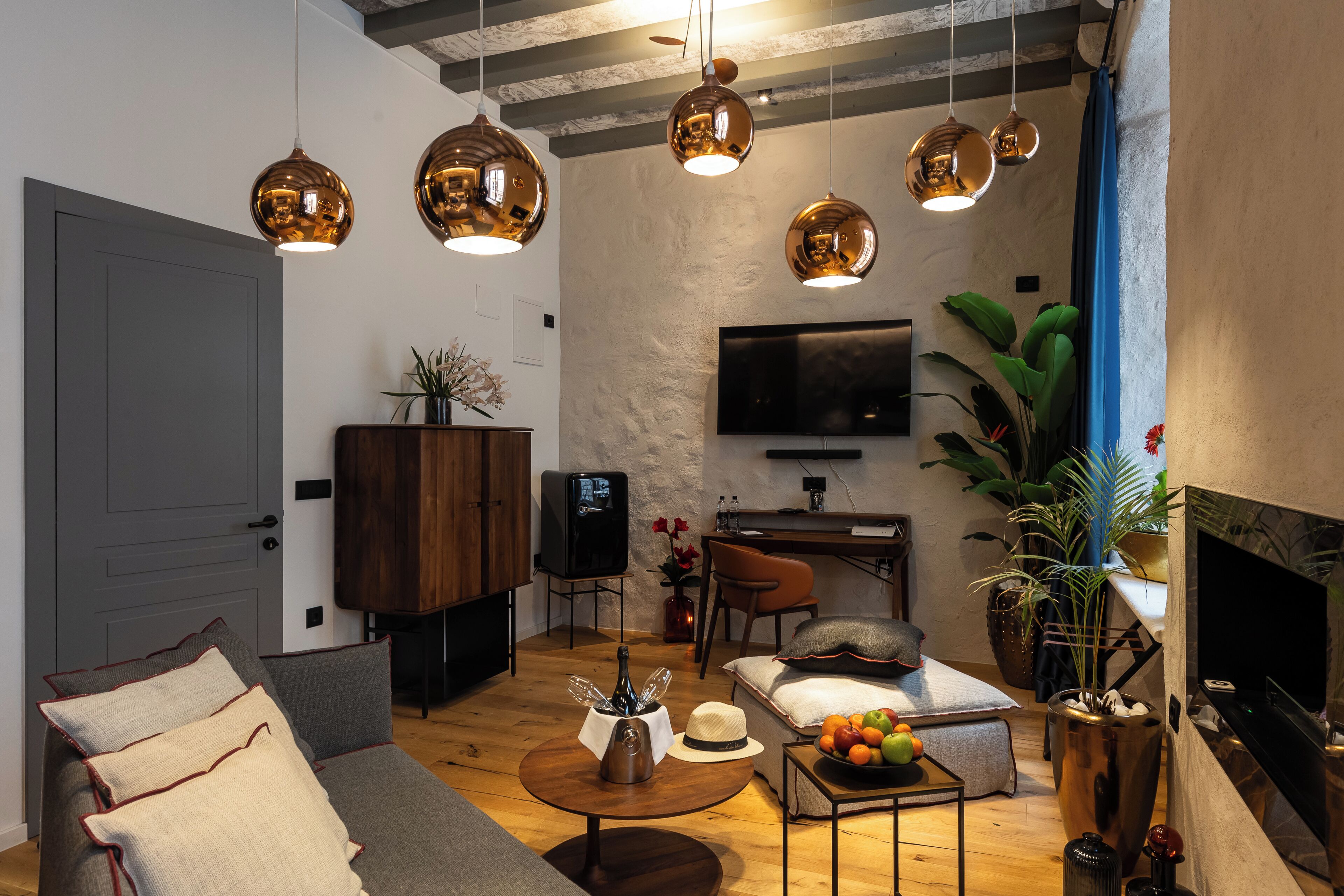 Quarto casal superluxo | Cofres nos quartos, escrivaninha, espaço de trabalho para notebook