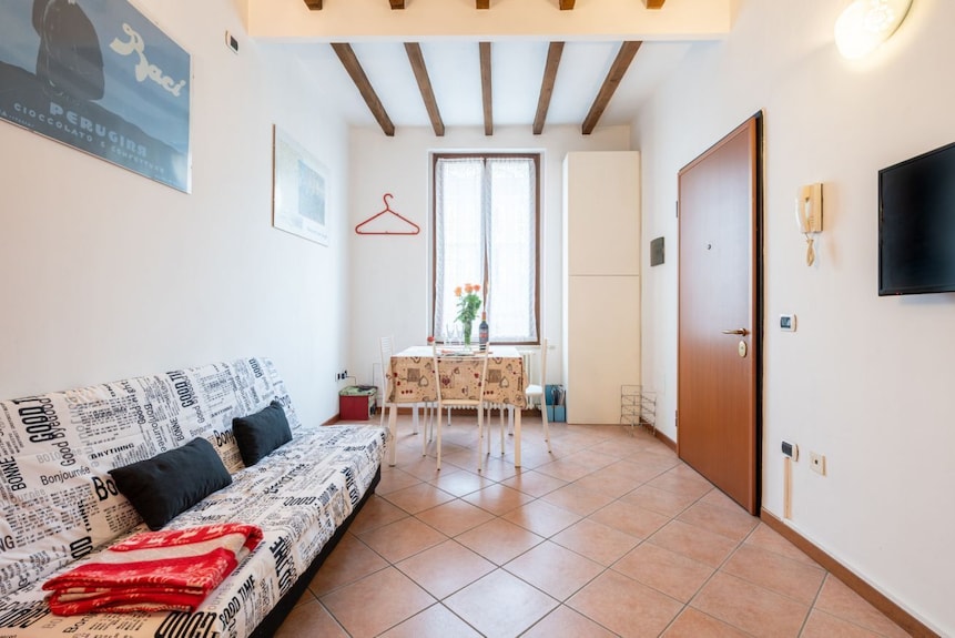 Guesthost - Two-room Apartment Located On The Second Floor Of A Building, Without Lift, Located In The Heart Of The Historic Center Of Parma. The Property Enjoys A Central Location (Ztl), In A Picturesque, Popular And Lively District, Near The Don Gnocch - Parma