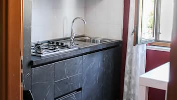 Quarto triplo conforto | Cozinha privada | Geladeira grande, cooktop, talheres/pratos/utensílios de cozinha