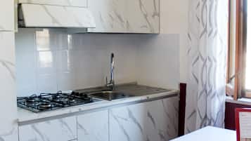 Quarto quádruplo conforto | Cozinha privada | Geladeira grande, cooktop, talheres/pratos/utensílios de cozinha