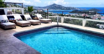 Piscina externa, espreguiçadeiras