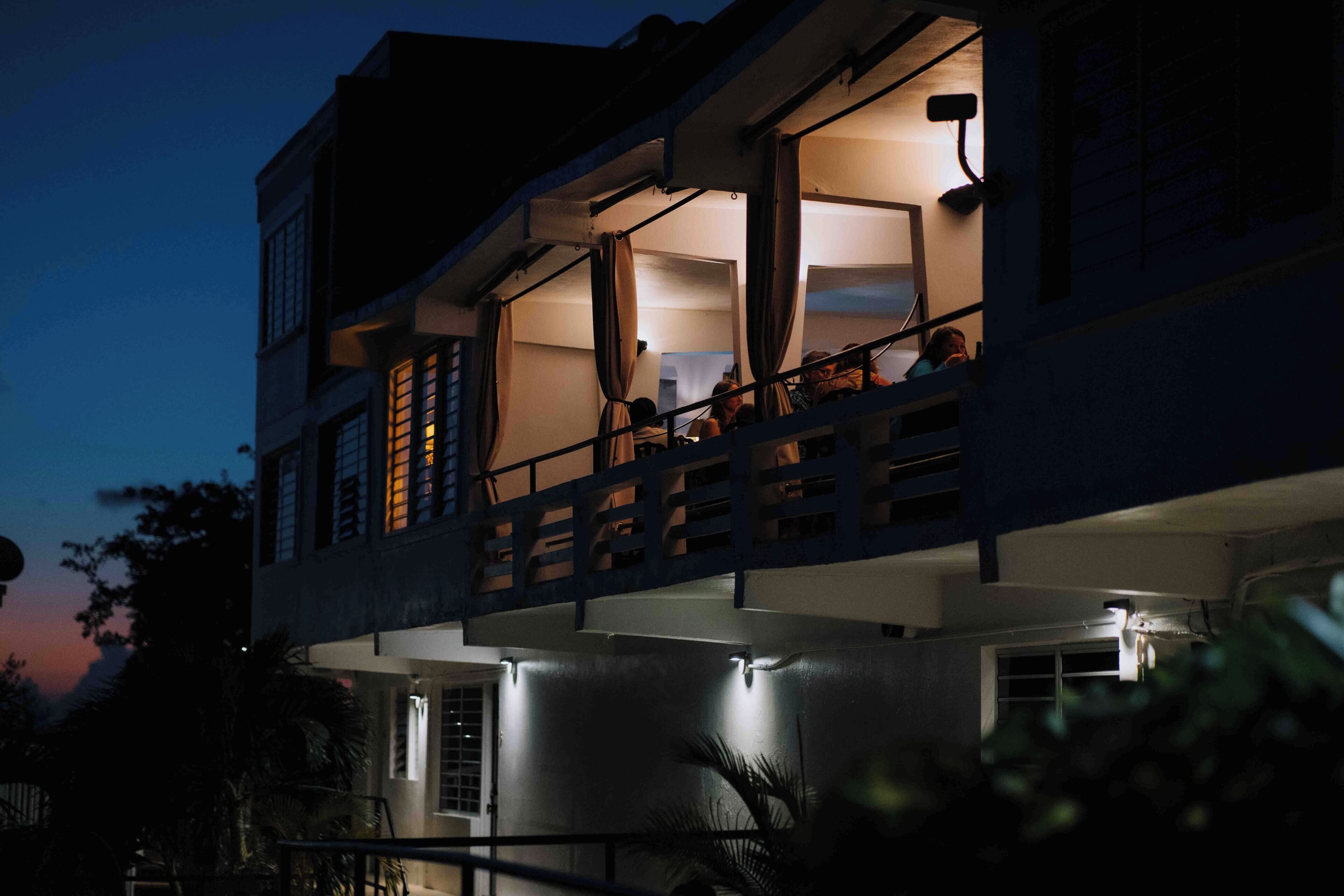 Fachada da propriedade à noite