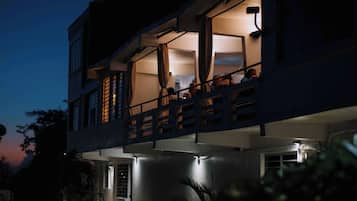 Fachada da propriedade à noite