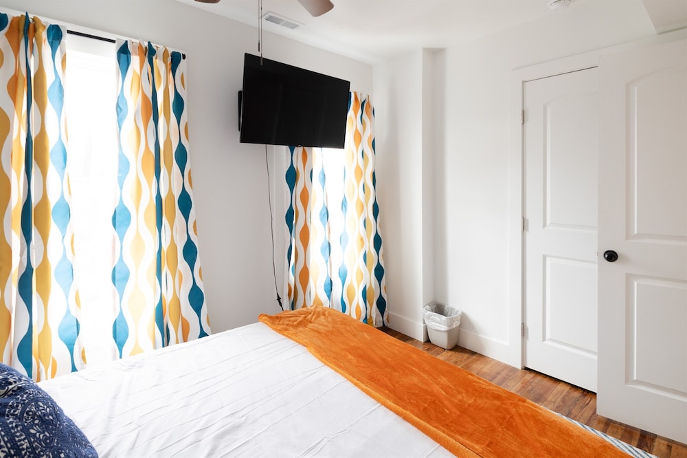 Colorful 4 Br In The Heart Of University Circle! - Cleveland
