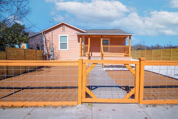 Adorable 4br 2ba Close To Riverwalk And Downtown - San Antonio, TX