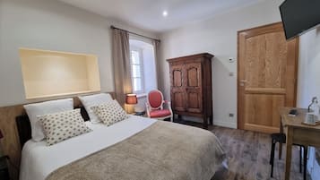 Quarto Duplo, vista para o jardim | Casa de banho | Toalhas fornecidas, sabão, papel higiénico