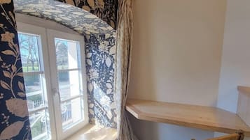 Quarto Duplo Superior, vista para o pátio | Wi-fi grátis, roupa de cama fornecida