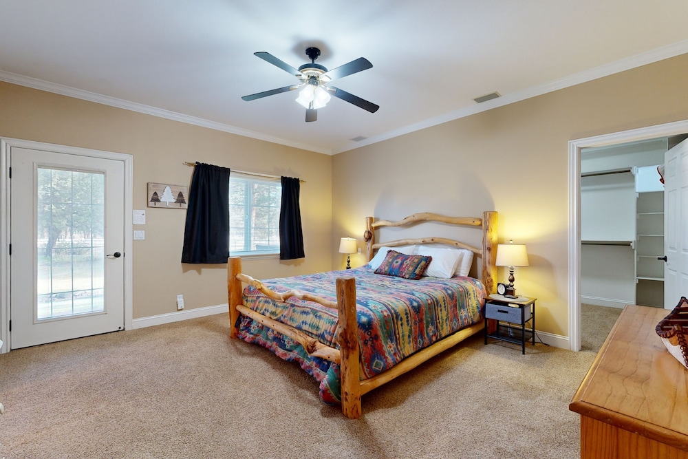 Tree-lined Retreat With A Hot Tub, Grill, Game Room, & W/d - Mountain Views - Sisters, OR