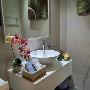 Apartamento, 1 cama king-size e sofá-cama | Casa de banho | Uma combinação polibã/banheira, uma banheira de imersão total 