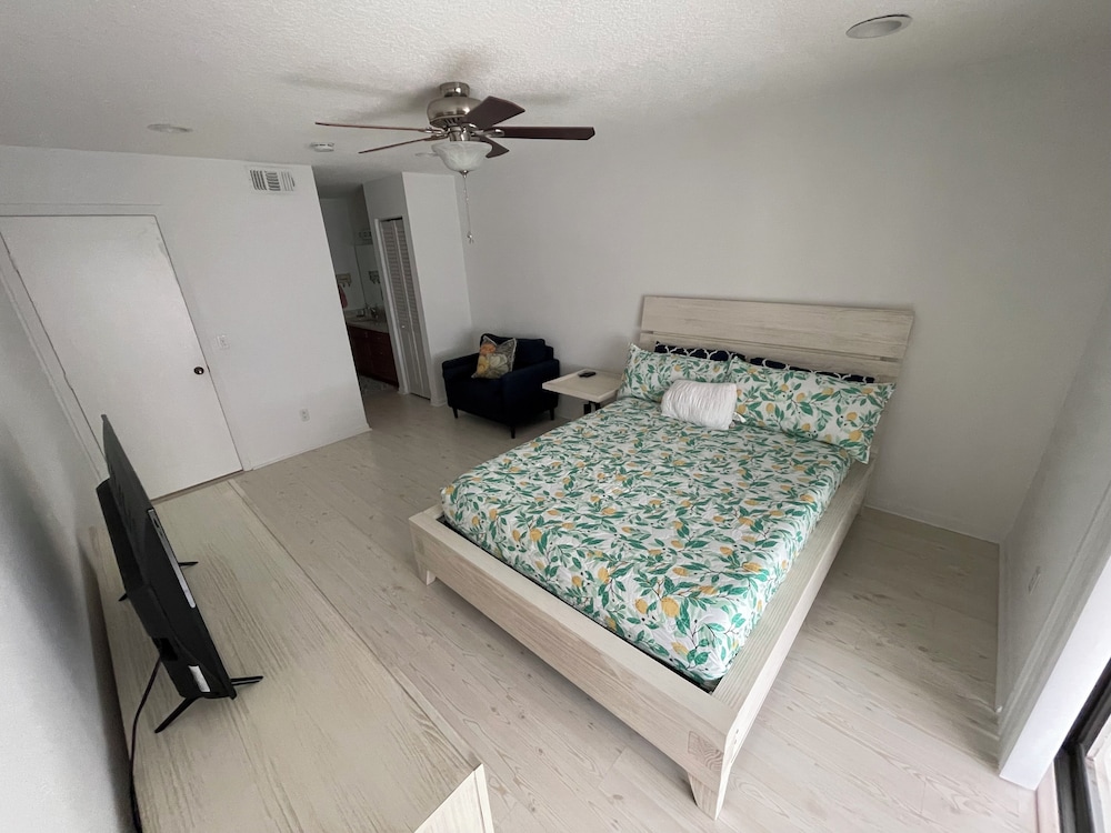 Centrally Located Home Close To All Jupiter Has To Offer! Pet Friendly! - Jupiter, FL