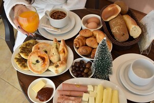 Café da manhã com buffet grátis todos os dias