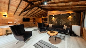 Cabana de Madeira Empresarial, 1 cama de casal e sofá-cama, banheira de hidromassagem | 1 quarto, roupa de alta qualidade, secretária