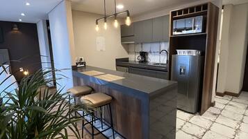 Apartamento luxo | Cozinha privada | Geladeira grande, micro-ondas, fogão, lava-louças