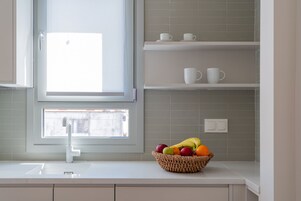 One Bedroom Apartment U | Cozinha privada | Cooktop, talheres/pratos/utensílios de cozinha, especiarias