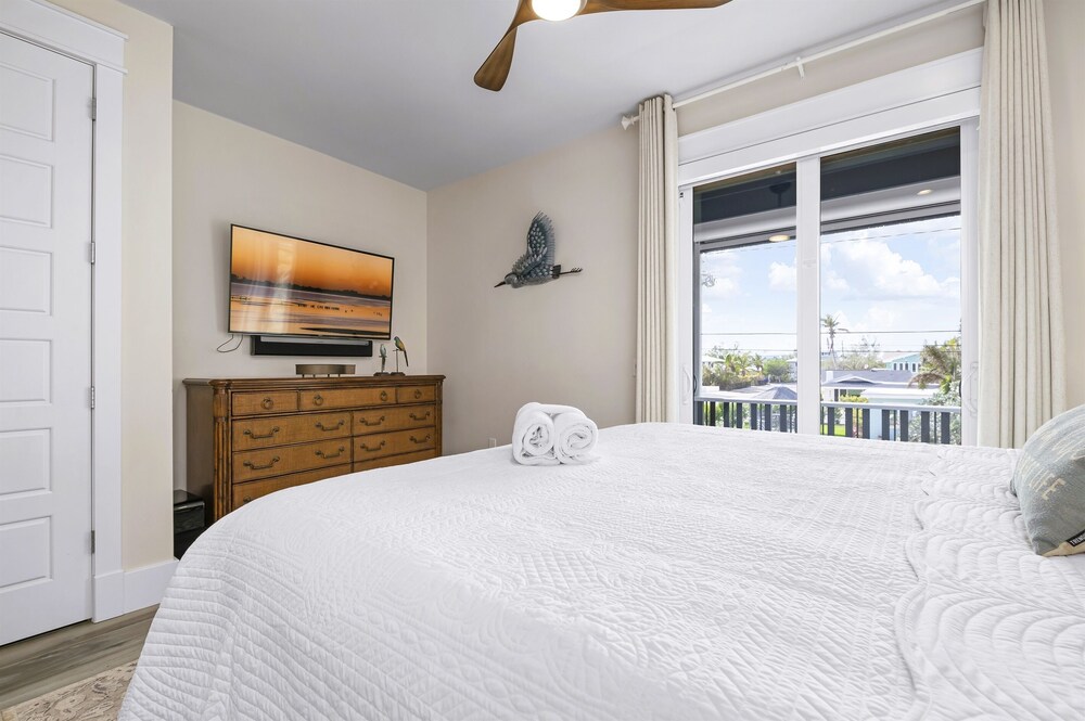 No Tan Lines by Beach Boutique Rentals - Anna Maria | Vrbo