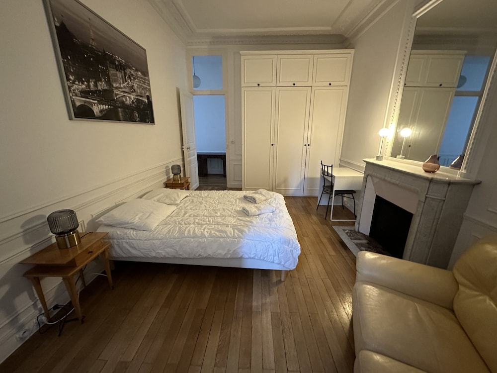 Beautiful 4 PP in magnificent building less than 5 mns walk from Parc ...