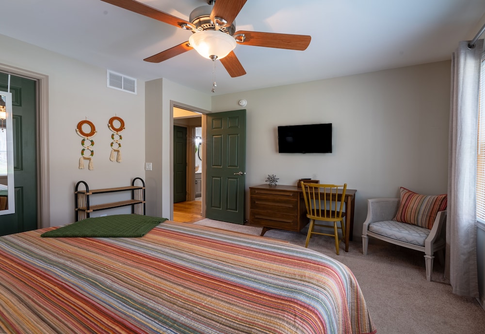 Lakefront Chalet -Kayaks, Gameroom, Firepit - Treasure Lake, PA