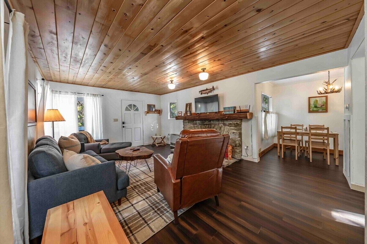 The Cedar House ~ Prime Spot + Kayaks & Cool Ac - Shaver Lake, CA