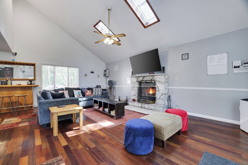 Poconos Home W/hot Tub, Fireplace, & Pool Table - Pennsylvania