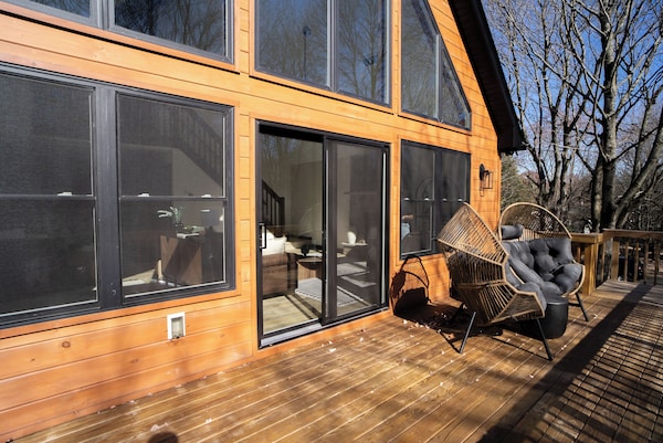 Luxury Poconos Retreat  Hot Tub, Deck, Fireplace, Sleeps 8 - Jim Thorpe, PA