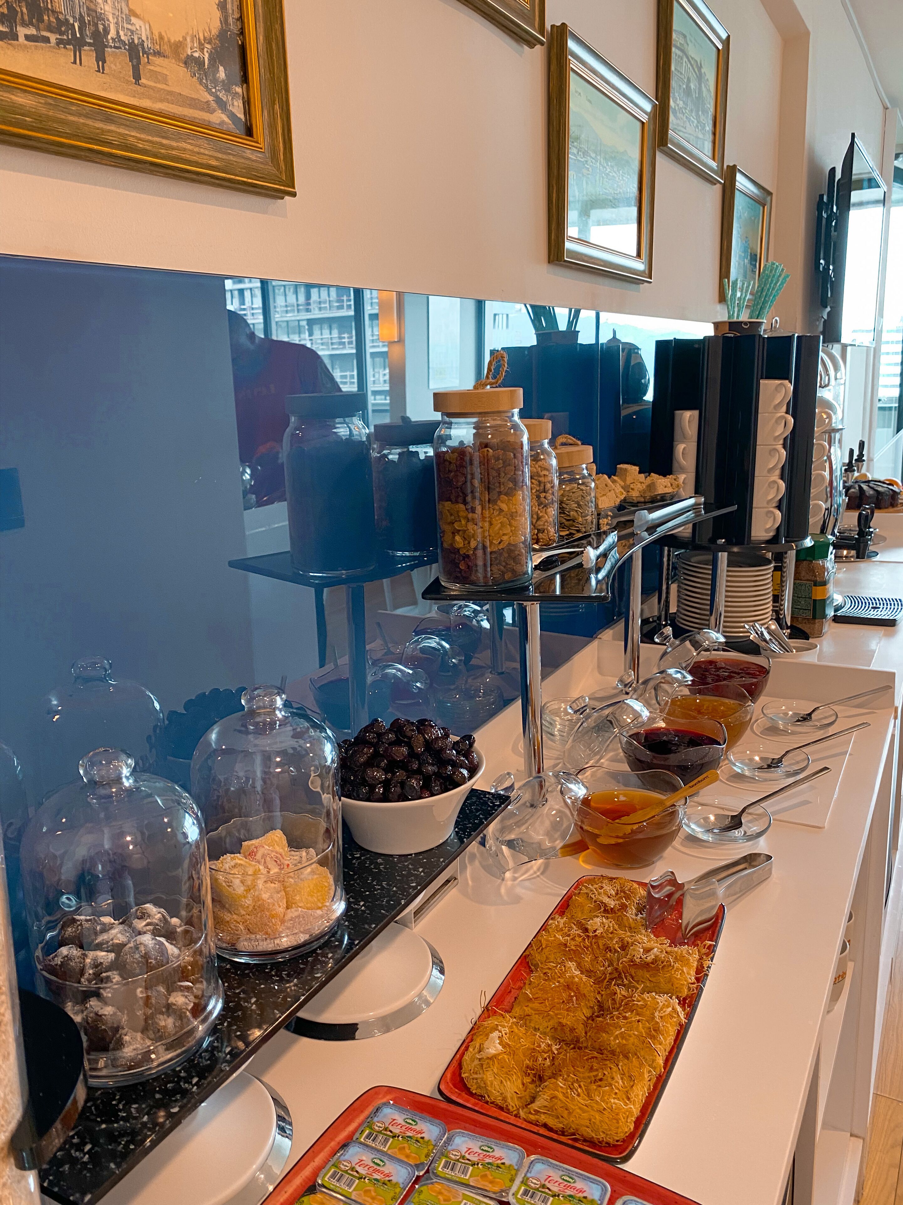 Uma mesa de buffet com diversos alimentos e acompanhamentos.