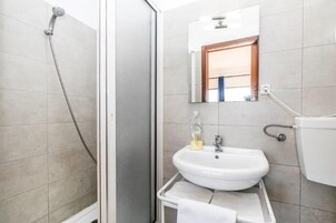 Um secador de cabelo, toalhas fornecidas 