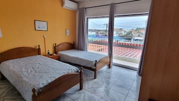 Quarto Twin Básico, 2 camas individuais | Berço de viagem, Wi-fi grátis, roupa de cama fornecida
