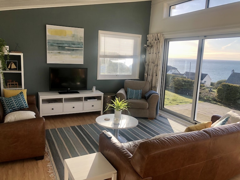 Polzeath Beach. Stunning Cliff Top Property. Easy Access To The Beach. - Polzeath Beach