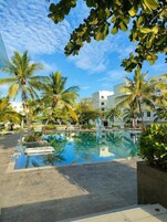 3 piscinas externas, funciona das 7h às 19h, guarda-sóis