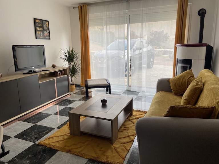 Maison Avec Vue Imprenable Sur La Chaine Des Puys - ibis Budget Thiers