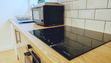 Apartamento | Cozinha privada | Um frigorífico, um micro-ondas, um forno, uma placa de cozinha
