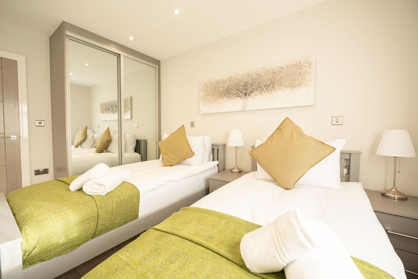 Deluxe 2-bed, 2-bath, Gated Parking, Town Centre - Reading