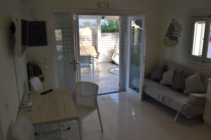 Situé Central, Très Privé Avec Jacuzzi Et Jardin Privé Clos - Santorin