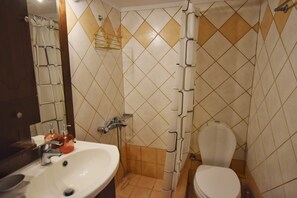 Apartamento | Casa de banho | Um polibã, artigos de higiene pessoal grátis, um secador de cabelo 