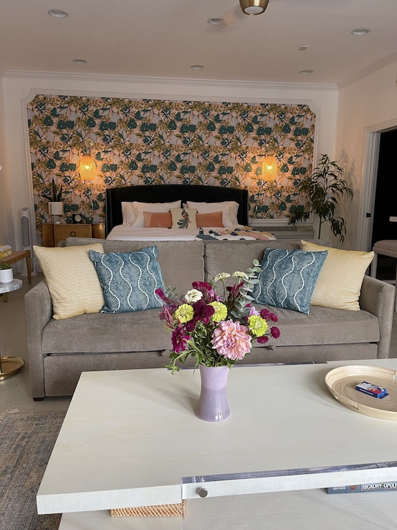 Downtown Hickory Lounge - Lake Hickory, NC