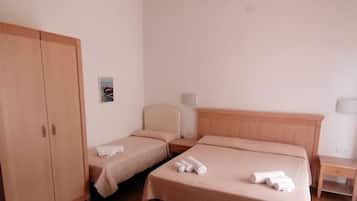 Quarto Triplo Básico | Cofre no quarto, Wi-fi grátis, roupa de cama fornecida