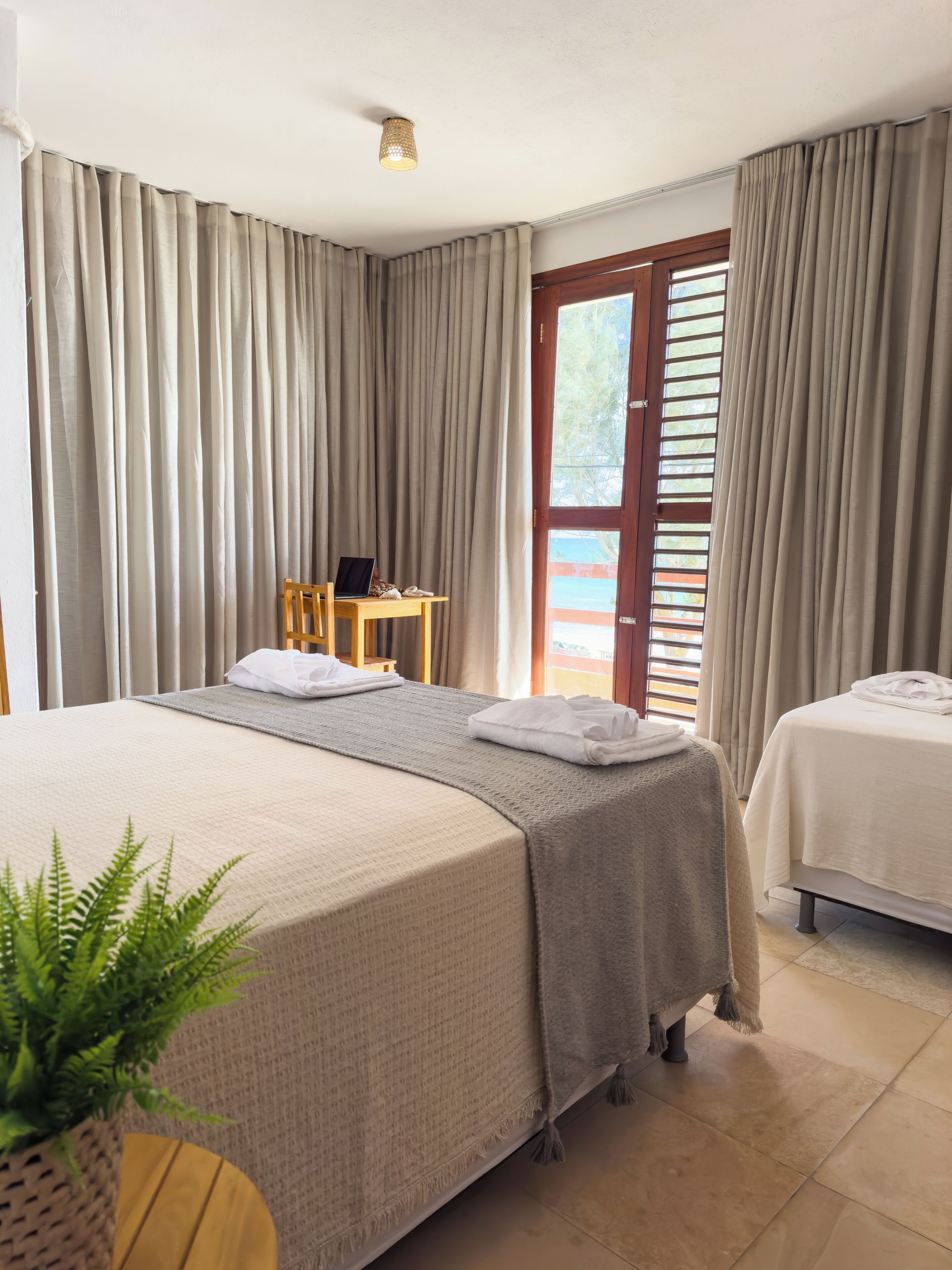 Quarto triplo superior, serviço de arrumação, vista para a praia | Frigobar, Wi-Fi de cortesia