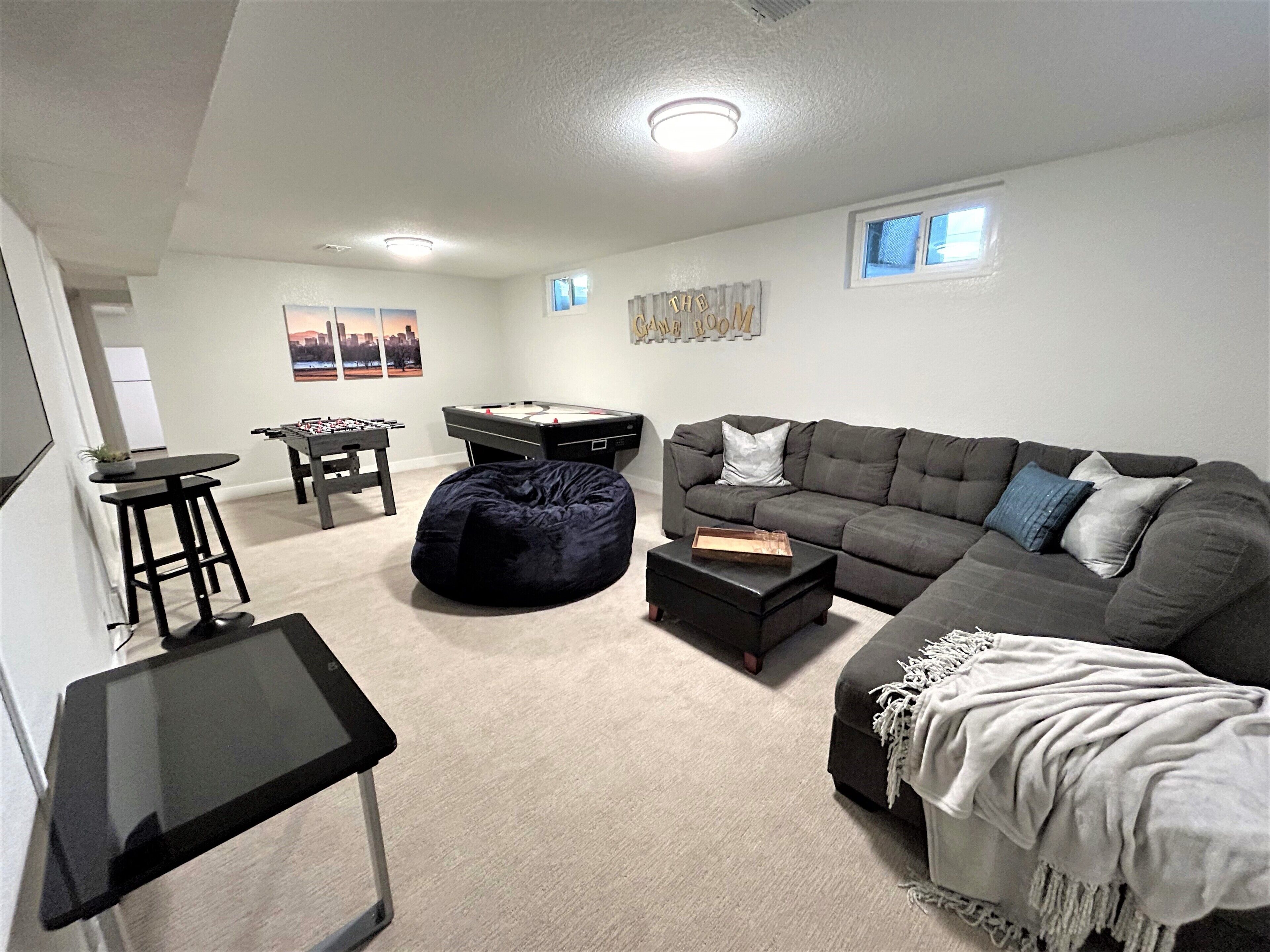 Spacious 5br Oasis With Game Room & Fire Pit, Denver - Denver, CO