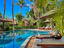 Piscina externa, funciona das 7h às 21h, guarda-sóis, espreguiçadeiras