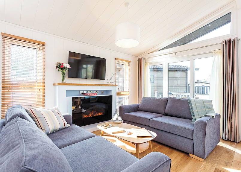 2 Bedroom Accommodation In Wootton Bridge, Nr Cowes - Carisbrooke Castle