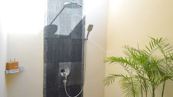 Um polibã, um chuveiro fixo, artigos de higiene pessoal grátis