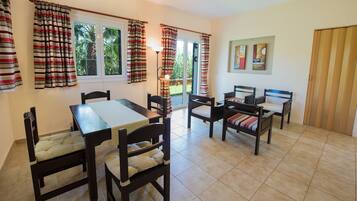 Apartamento família | Cofres nos quartos, berços grátis, camas extras/dobráveis (sobretaxa)