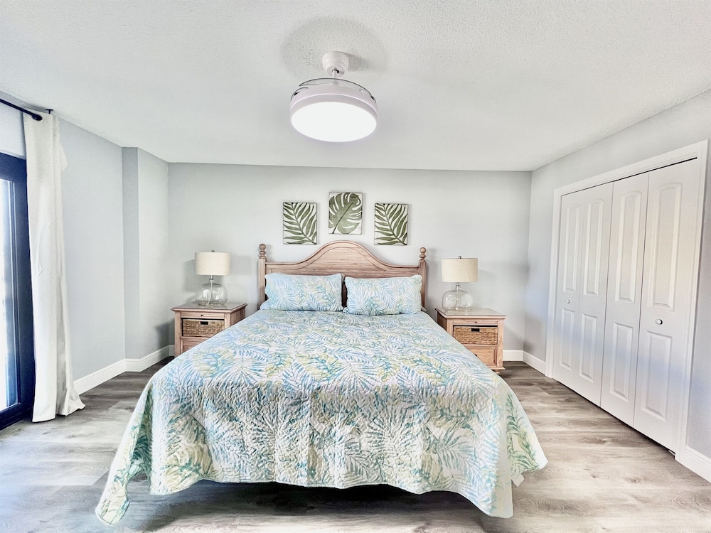 Beach Front,2bed 2bath, Pool, Huge Balcony - Panama City, FL