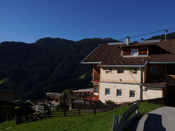 Group Holiday Home In Hippach With Dreamy Views - Ramsau im Zillertal