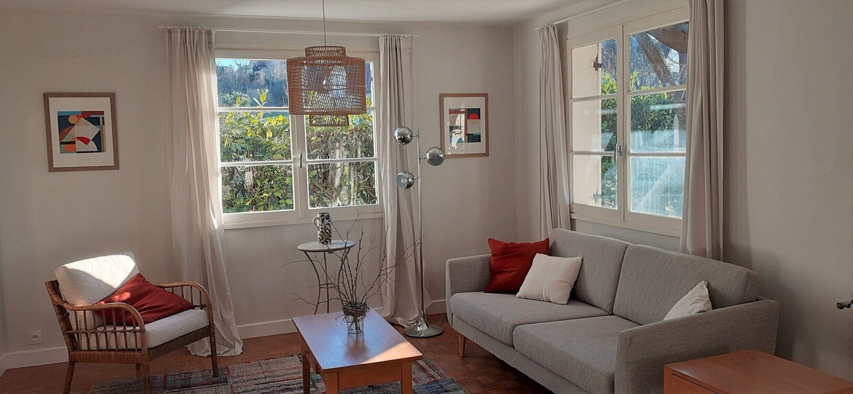 Situé Entre Sarlat Et Rocamadour, Au Calme Avec Vue, Gîte De 120m² De Plain Pied - Lot