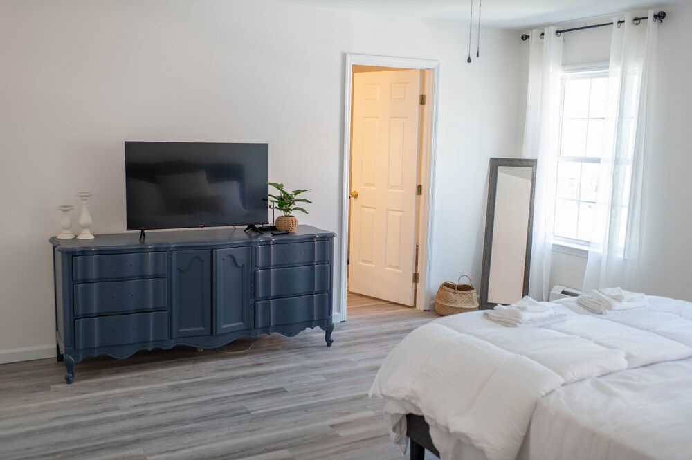 Downtown Alex Bay Home- Newly Renovated! - Kring Point State Park, Redwood