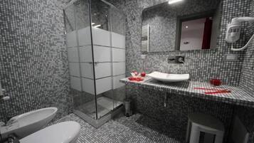 Quarto Standard, 1 cama de casal | Casa de banho | Um polibã, roupões, um bidé, toalhas fornecidas