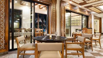 4 restaurantes, pequenos-almoços servidos, cozinha americana