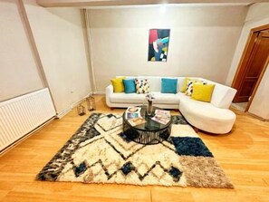 Televisor LED, brinquedos, livros, base para leitor de MP3 
